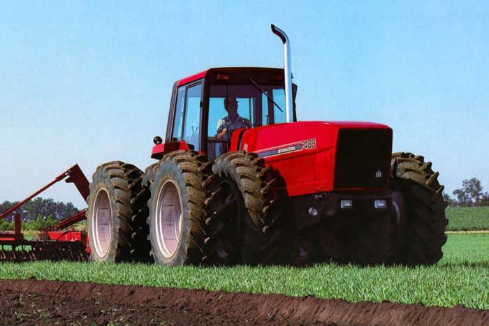 Les tracteurs des lecteurs : Un IH 1056 XL entièrement rénové - FARM Connexion