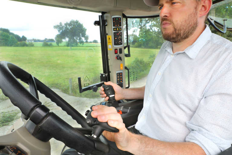 MX Tract-Pilot : A chaque main sa fonction – FARM Connexion