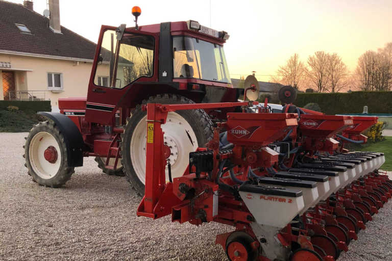 Les tracteurs des lecteurs : Un IH 1056 XL entièrement rénové – FARM Connexion