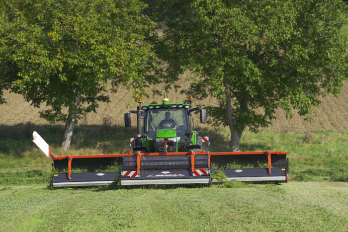 Merge Maxx 440 F : Kuhn lance son andaineur à tapis en version frontale – FARM Connexion