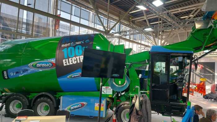 Bravo Rotomix-e : Une mélangeuse distributrice électrique – FARM Connexion