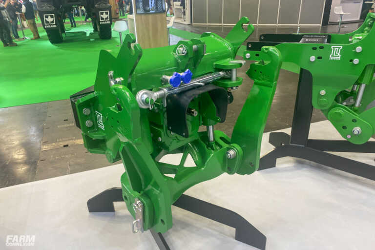 Laforge : Un relevage avant avec pdf hydraulique pour les John Deere 8R ...