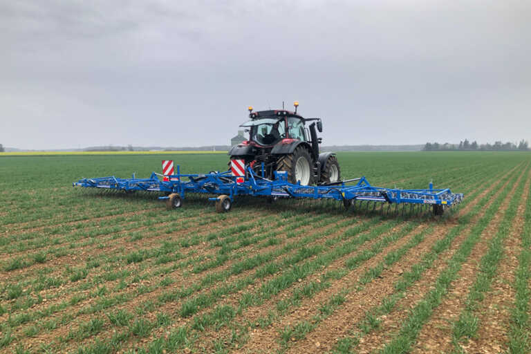 Carré : La herse étrille Pressius disponible à la vente – FARM Connexion