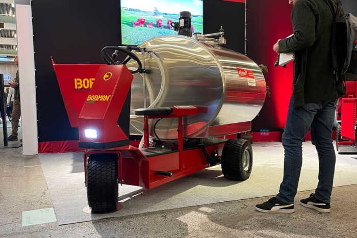 Bobman alimente les veaux en silence – FARM Connexion