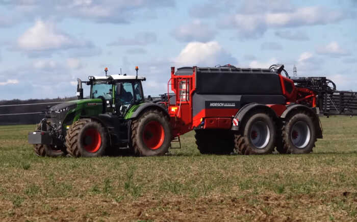 Leeb Xeric 14FS ; premiers tours de roues pour le distributeur Horsch ...