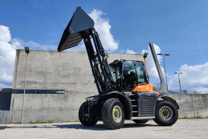 Un chargeur articulé pour le porte outils Syn Trac – FARM Connexion