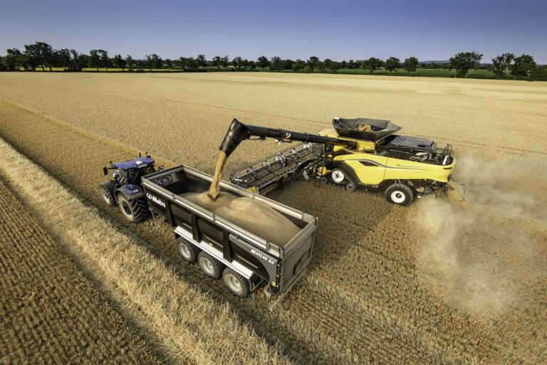 New Holland CR11 : 775 chevaux et 20.000 litres de trémie – FARM Connexion