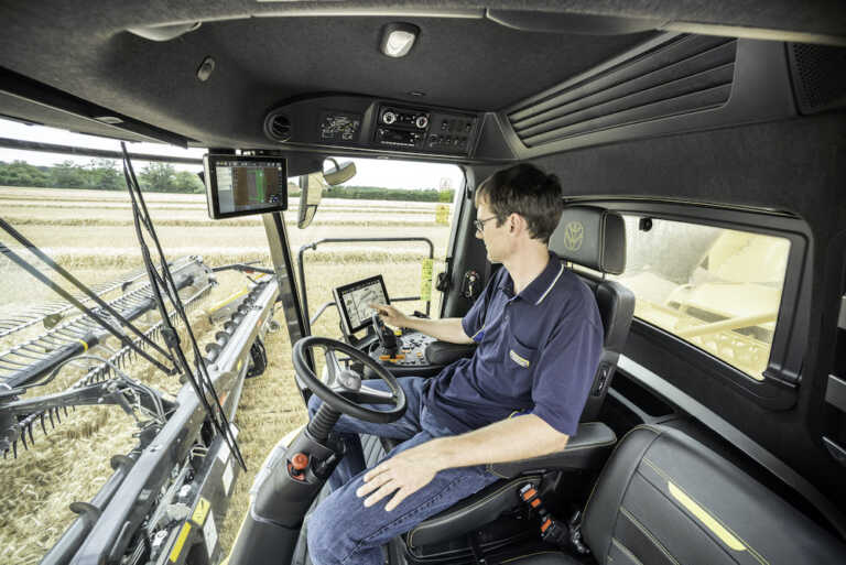 New Holland CR11 : 775 chevaux et 20.000 litres de trémie – FARM Connexion