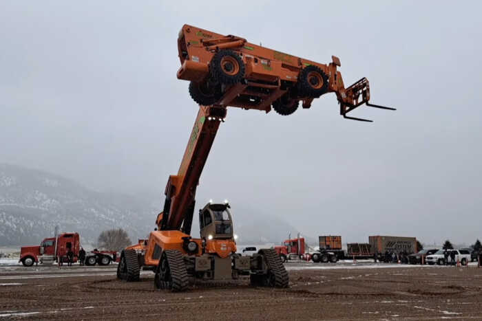 Trackzilla, un chargeur télescopique de 68 tonnes ! – FARM Connexion