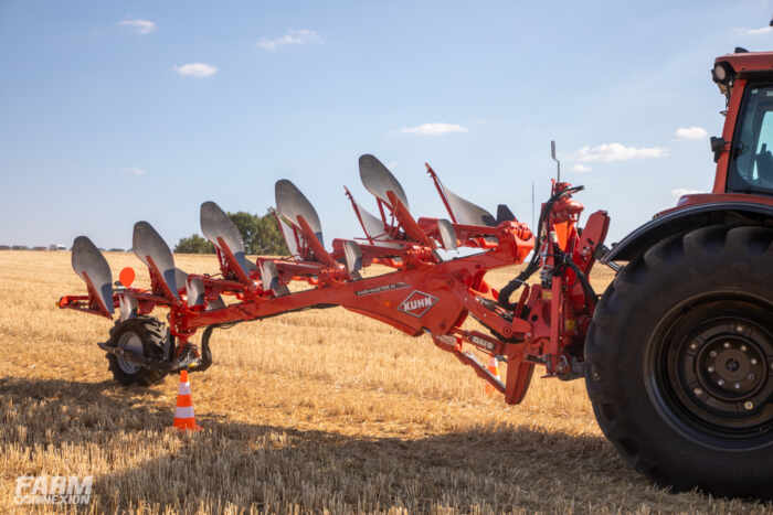 Kuhn Master M : Une charrue portée qui se comporte comme une trainée ...